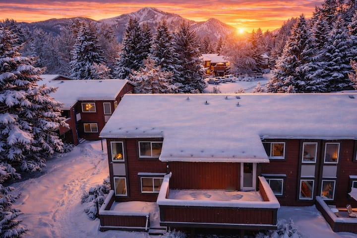 Spacious Sun Valley Condo With Creekside Deck - Sun Valley, ID