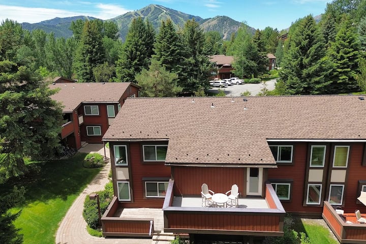 Spacious Sun Valley Condo With Creekside Deck - Ketchum, ID