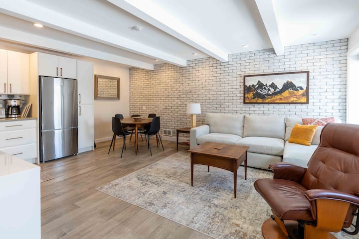 Spacious Sun Valley Condo With Creekside Deck - Sun Valley, ID