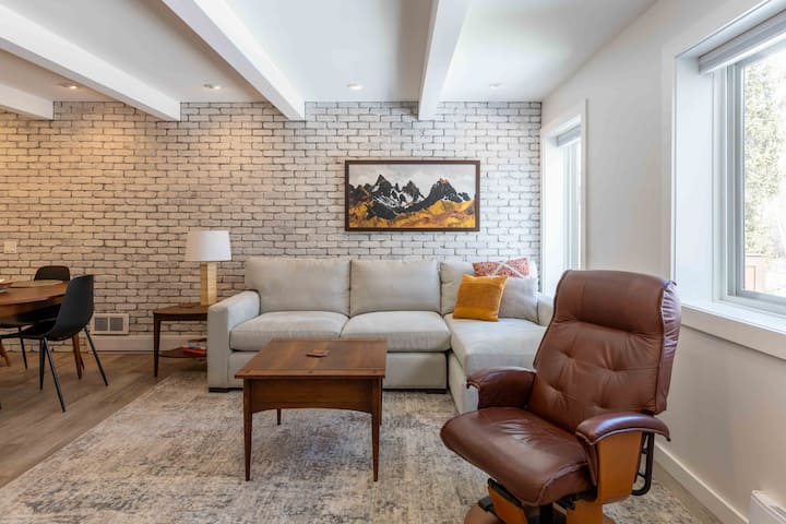 Spacious Sun Valley Condo With Creekside Deck - Ketchum, ID