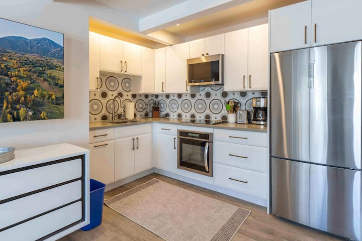 Spacious Sun Valley Condo With Creekside Deck - Ketchum, ID