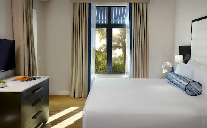 Relax And Unwind! 2 Units, 3 Pools, Marina! - Naples, FL