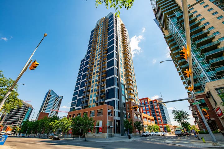 The Urban Peak » 19th Floor » Mountain & City View - Calgary