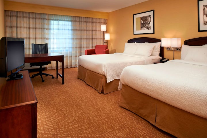 Convenient Room For Business & Leisure Stays - Farmington Hills, MI