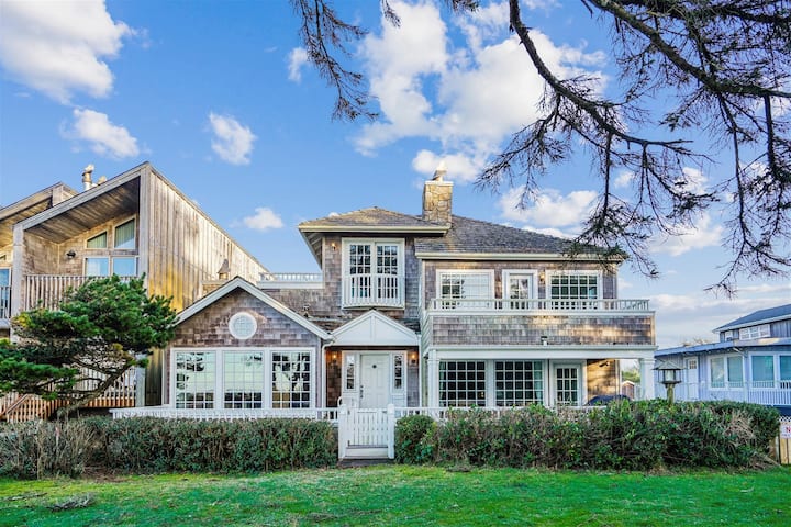 Port House - New Beachfront Listing! - Cannon Beach