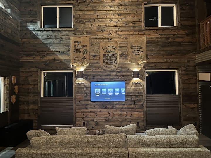 Lakeside Treehouse Sleeps 6+ Hot Tub + Cold Plunge - Minnesota