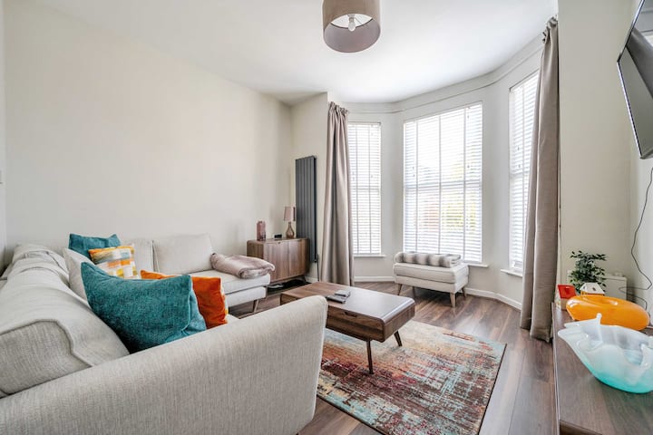 Modern West Didsbury Apartment | Free Parking - Manchester