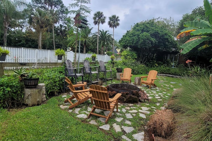 4 Mi To Mickler Beach: Group Getaway W/ Lush Yard! - Jacksonville, FL
