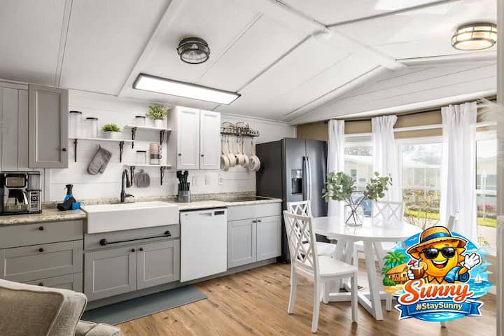 Charming 3-bedroom Getaway W/ Pool & Resort-style - Zephyrhills, FL