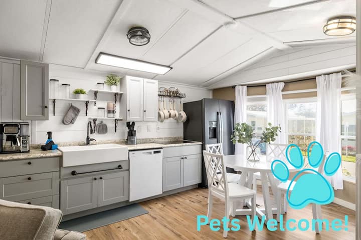 Charming 3-bedroom Getaway W/ Pool & Resort-style - Dade City, FL