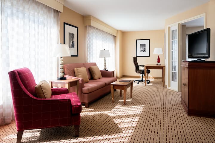 Two Suites Near Disneyland & Anaheim Gardenwalk - Santa Ana, CA