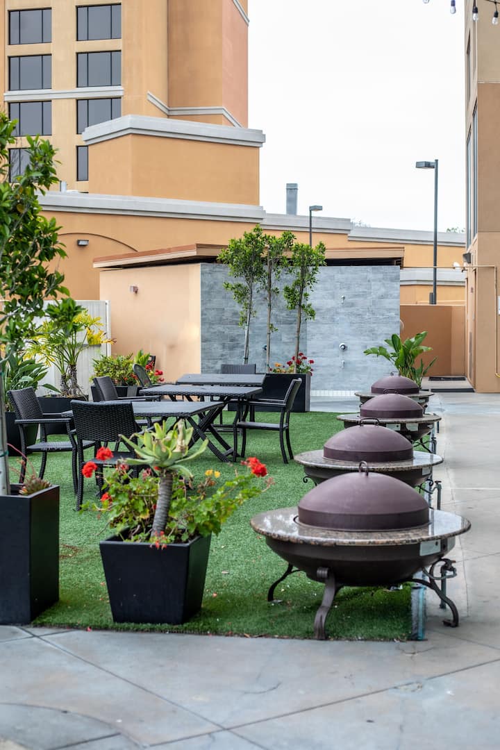 Two Suites Near Disneyland & Anaheim Gardenwalk - Santa Ana, CA