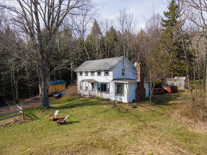 Cozy Farmhouse W/ Hot Tub | 5 Mins From Hunter Mtn - Hunter Mountain, NY