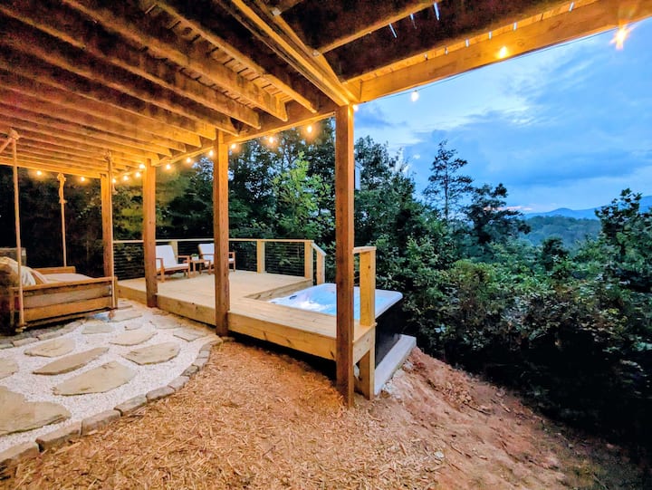 Mountain Cabin With Hot Tub And Private Lake - North Carolina