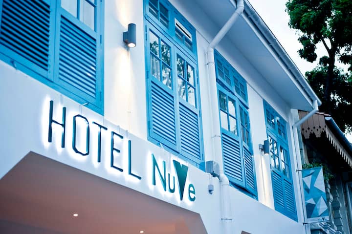 Queen Room Located In A Lively ‘Hood - Singapour