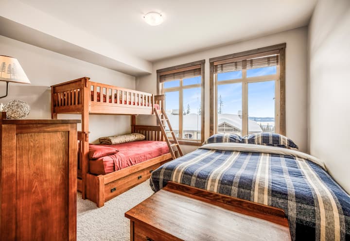 Southpoint 25! 2 Bdrm Ski In/out W Hot Tub - Big White Ski Resort, BC