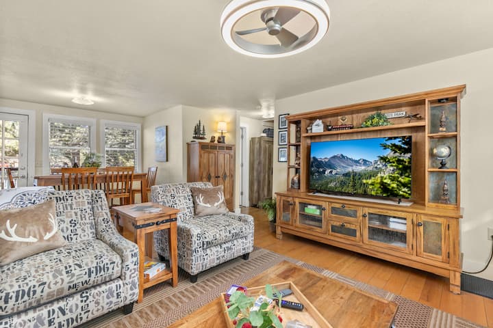 Cozy Cottage Near Downtown & Stanley W/ Hot Tub! - Estes Park, CO