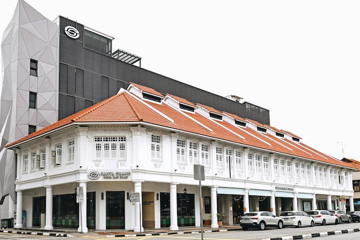 Quad Room In A Refurbished Heritage Hotel - Singapore