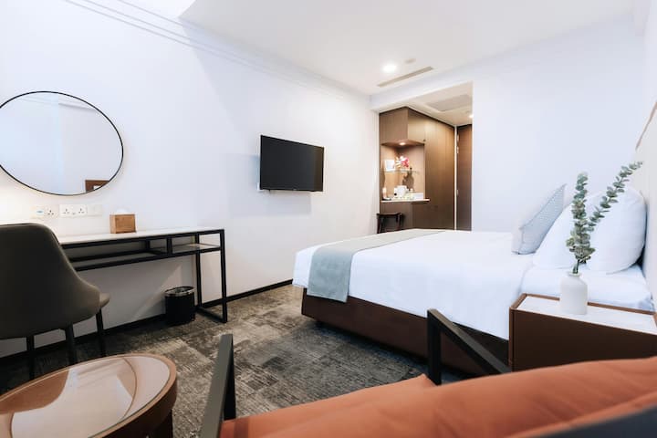 Deluxe King Room In A Refurbished Heritage Hotel - Tampines