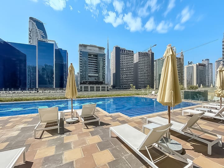 Canal View Retreat | 1br, Burj Pool & Balcony - Dubái