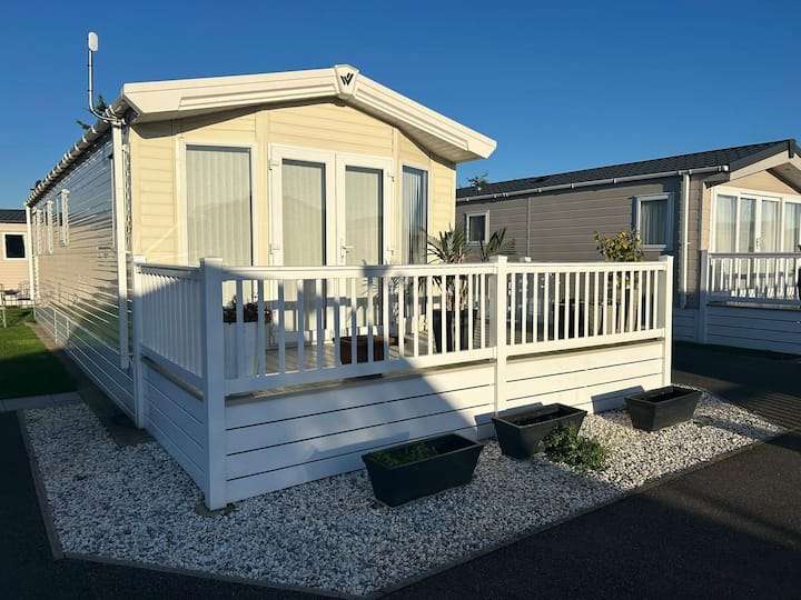 Caravan With Decking At Suffolk Sands Ref 45005hc - Felixstowe