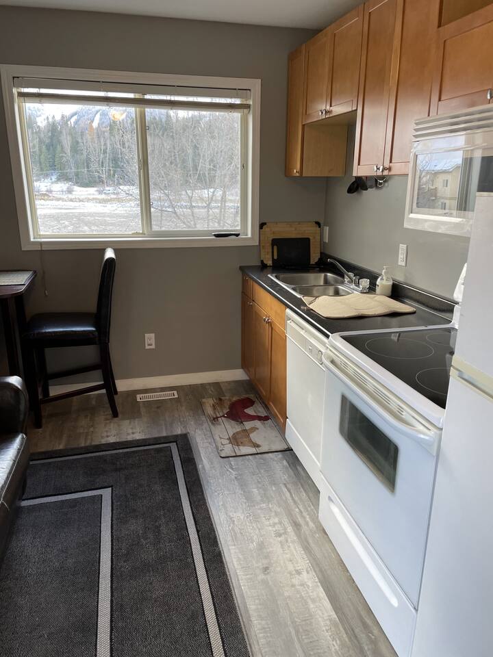 #541 Fernie B.c. Ski Bike Fish Cozy Condo Kitchen - Fernie