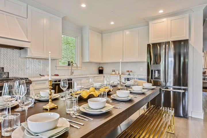 Glamorous Luxury Apartment, Near T - Boston, MA