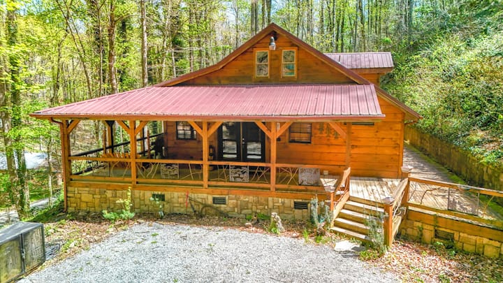 Cozy Cabin W/ Hot Tub & Fireplace - Townsend, TN