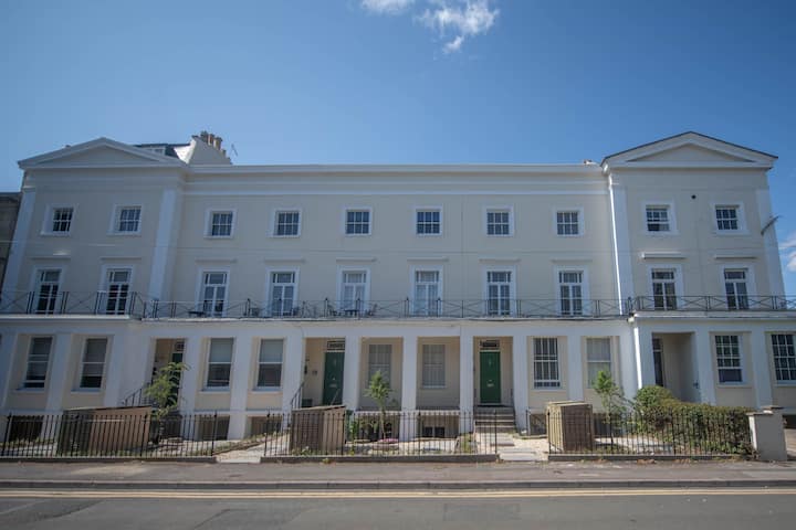 The Cheltenham Suites - Elegant 1 Bed Apartment - Cheltenham