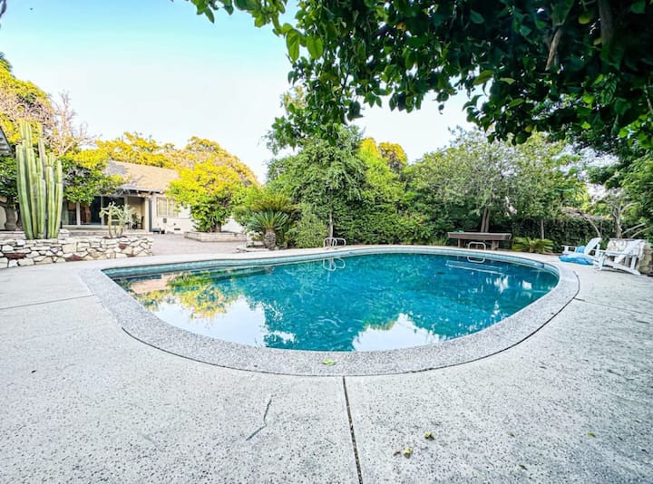 Grand 7-bed Northridge Compound With Private Pool - Los Angeles, CA
