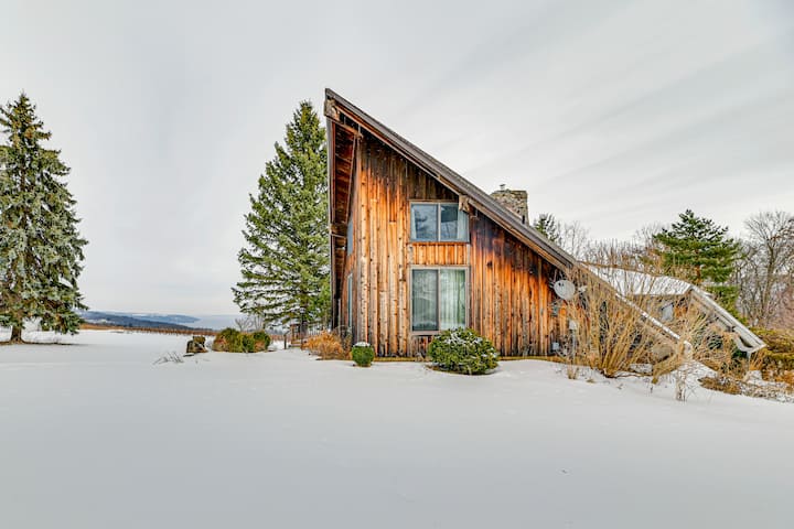 Near Canandaigua Lake: Retro Cabin W/ Deck & Views - Naples, NY