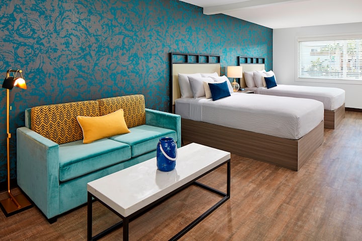 Coastal Comfort: 3 Clean Rooms With Outdoor Pool - San Diego, CA