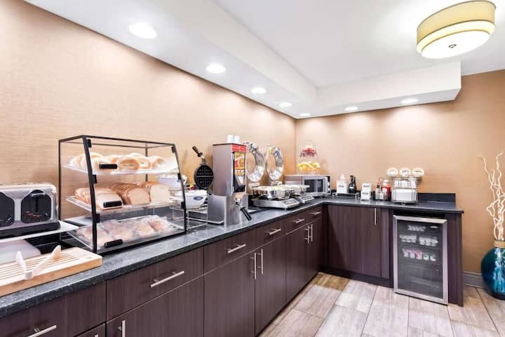 Pet-friendly Room, Easy Freeway Access + Breakfast - Naperville, IL