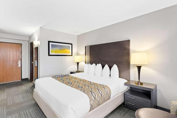 Pet-friendly Room, Easy Freeway Access + Breakfast - Naperville, IL