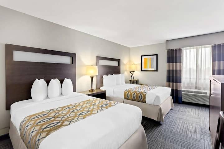 Convenient I-88 Access And Free Breakfast -2 Units - Naperville, IL