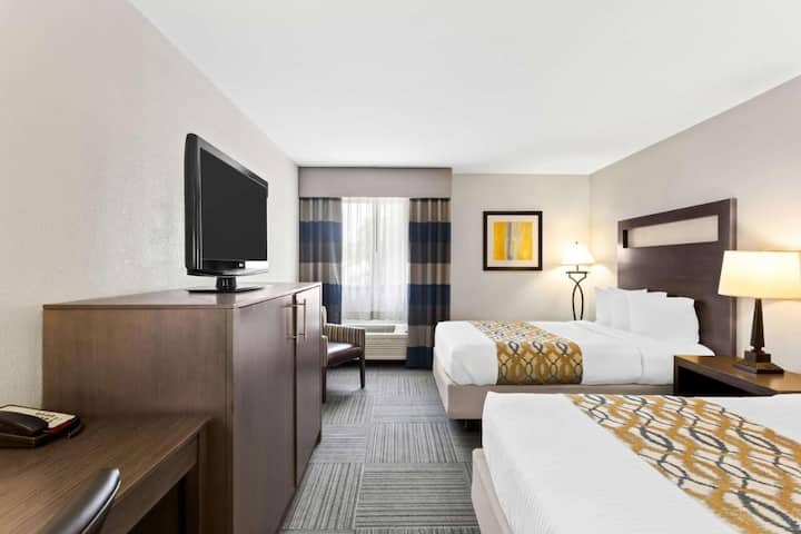 Budget-friendly Hotel Near Naperville Riverwalk - Naperville, IL