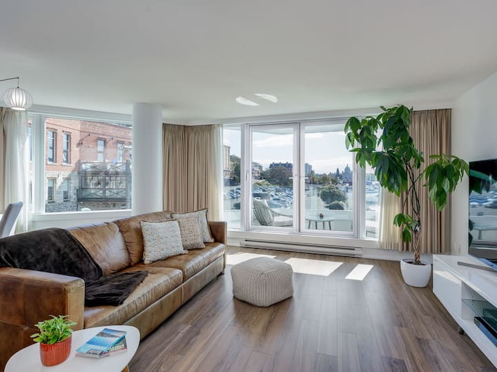 Coastal Charm – Stunning Views By Victoria Prime! - Victoria