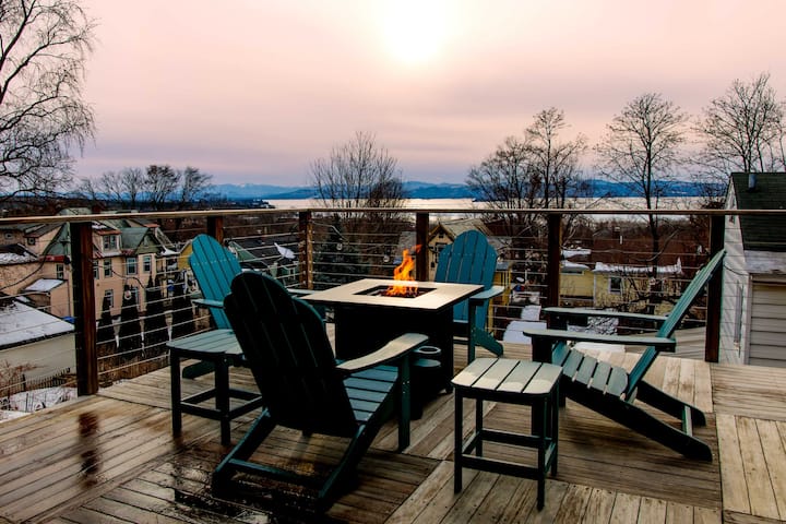 Large Private 2 Bedroom Apt W/ Epic Deck View - バーリントン, VT