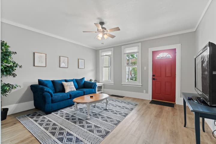 Spacious 2br Retreat  Pet-friendly & Cozy! - Fort Wayne, IN