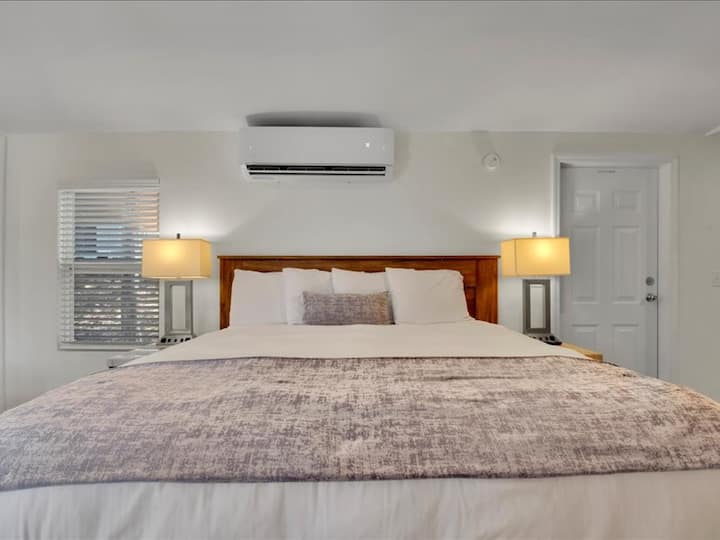 Cozy Cottage Sleeps 4 W/ King & Bunk Bed - Pigeon Forge, TN