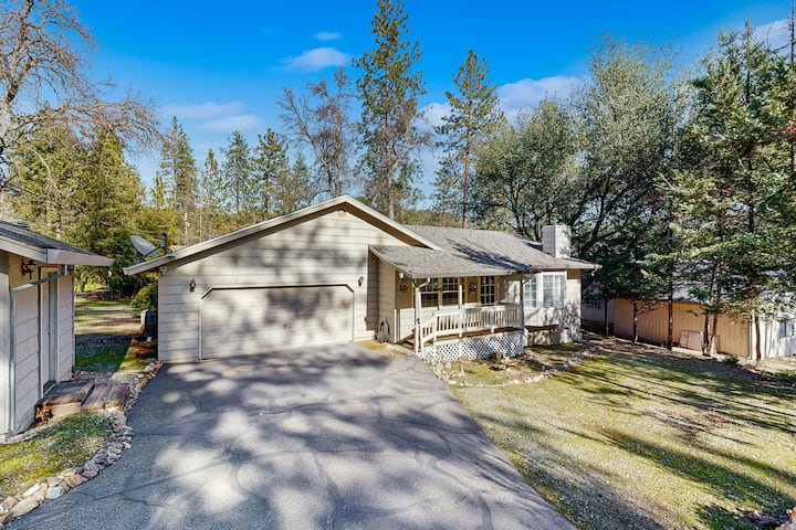 2 Br  Home With Deck & Spacious Yard - Groveland, CA