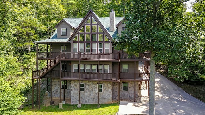 Drake Lodge | 6 Br/6 Ba Lodge - Townsend, TN