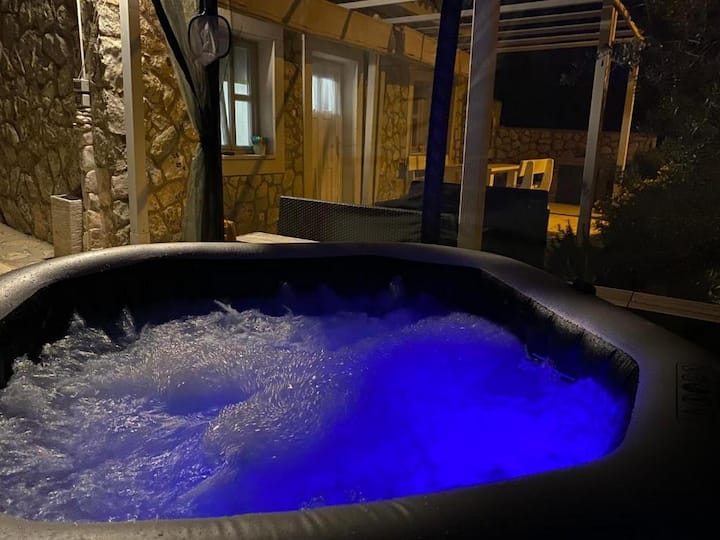 K-24017 Maison De Deux Chambres Avec La Terrasse - Nerezine