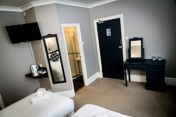 Twin-standard-sdb Privée Avec Baignoire-pas De Vue - Isle of Wight