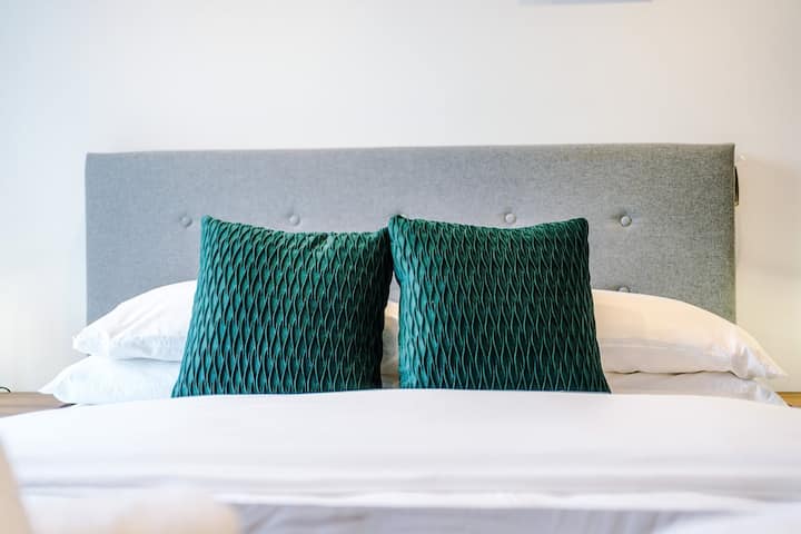 Cozy 1-bedroom Getaway In Sale - Altrincham