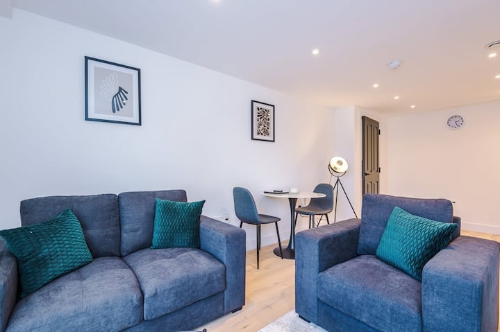Cozy 1-bedroom Getaway In Sale - Altrincham