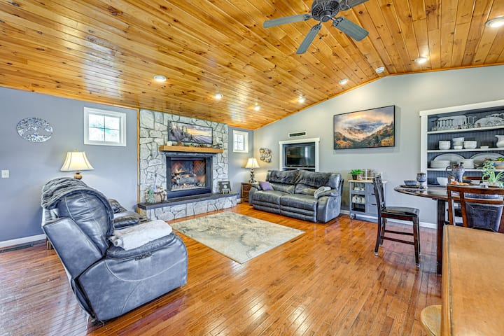 Lakefront Cabin Retreat W/ Dock In Robbinsville! - Robbinsville, NC