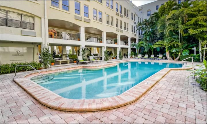 Beachside Palm Beach Condo | Pool & Walk To Sea - Palm Beach, FL