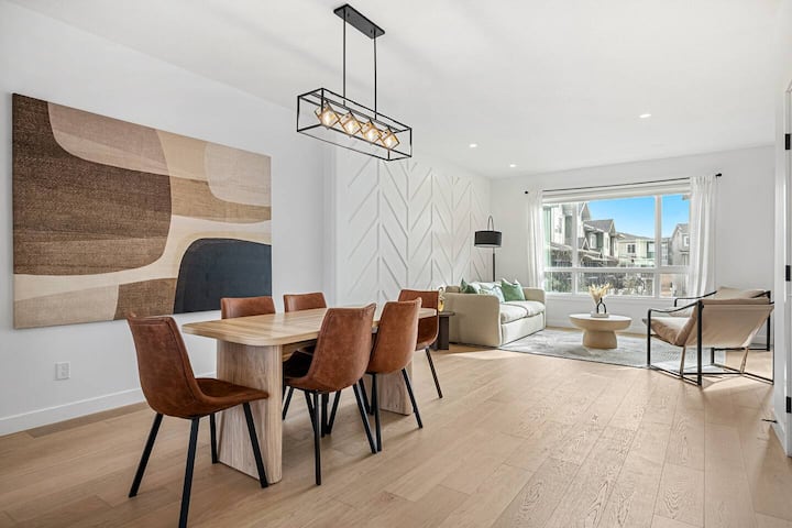 The Elevated Escape 4br W Rooftop, Parking X2, Ac - Calgary