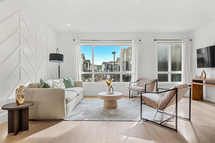 The Elevated Escape 4br W Rooftop, Parking X2, Ac - Alberta